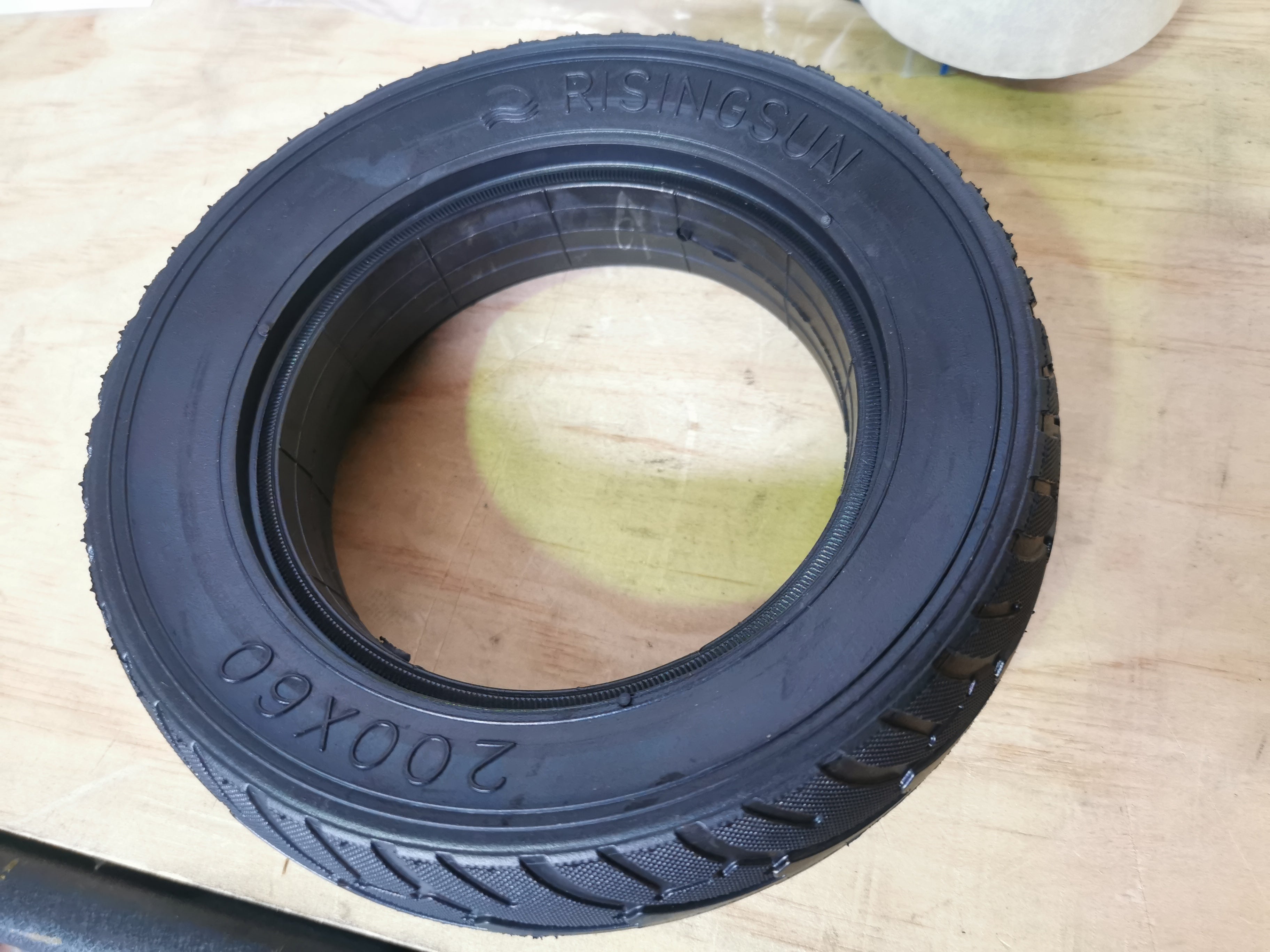 200 x 60 solid tyre – escoozzi