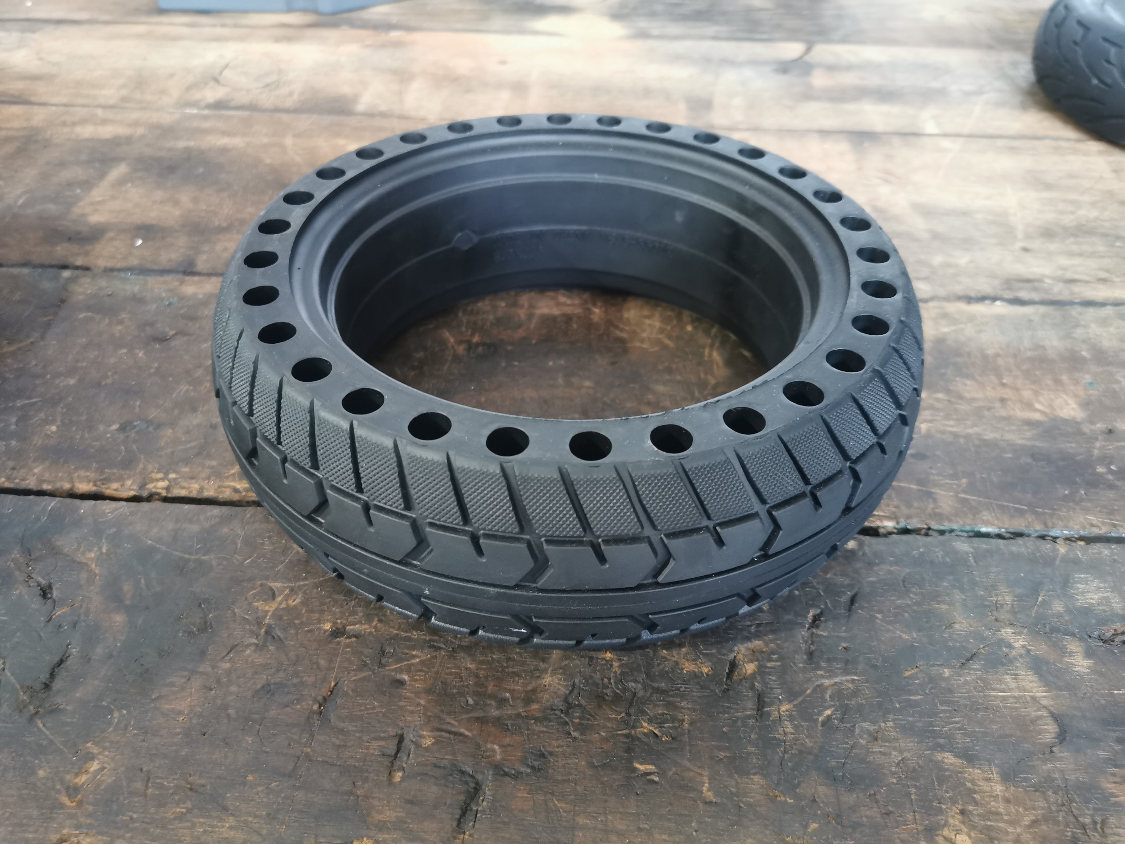 Dualtronmini Honey Comb Solid Tyre 8.5 x 2 – escoozzi